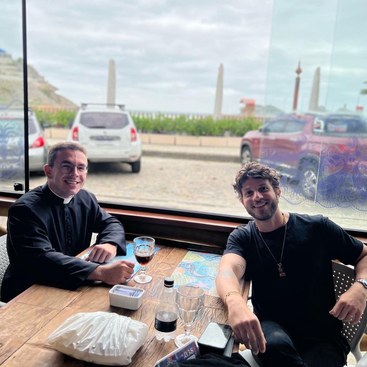 Depois de postar foto com padre bolsonarista Matheus Aquino, Chay Suede revela voto nas redes ...