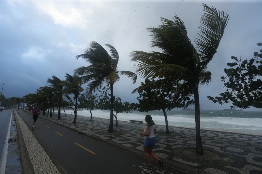 Rio tem vento de mais de 90 km/h durante a madrugada no Forte de ...