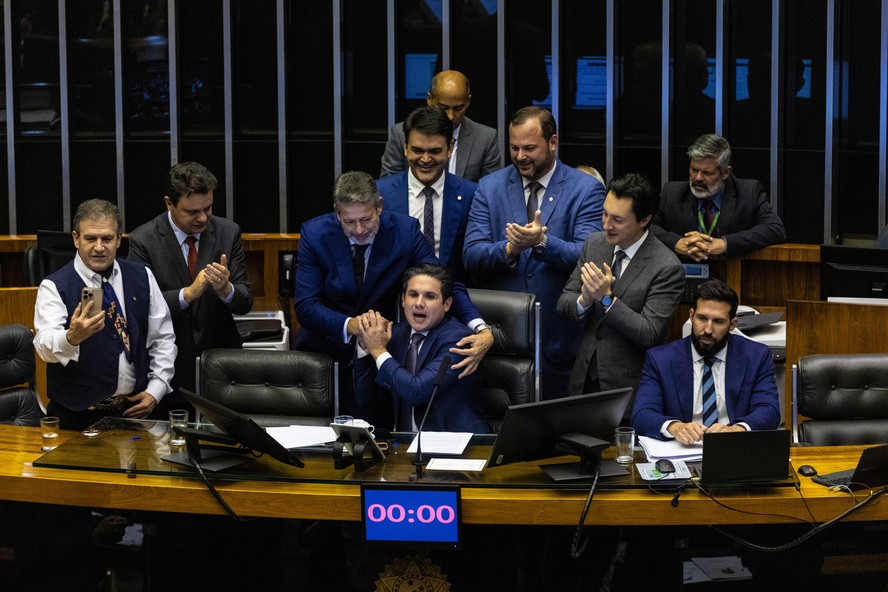 Hugo Motta repete ‘modelo Lira’ ao multiplicar urgências e acelerar ...