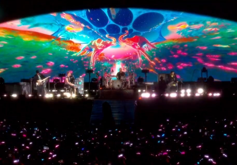 'Olhem para esses dois': Chris Martin expõe amantes em show do Coldplay ...