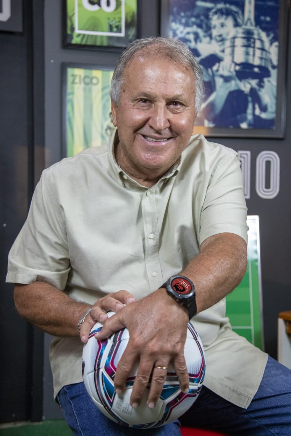 Zico vira garoto-propaganda de relógio esportivo que traz imagens dele da época de jogador