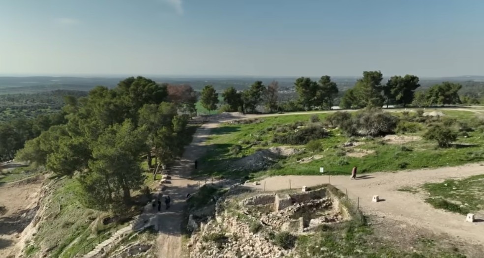 Menina encontra amuleto egípcio de mais de 3 mil anos durante passeio ...