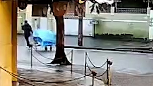 Imagens mostram jovem indo à casa de suspeito de bicicleta antes de ser ...