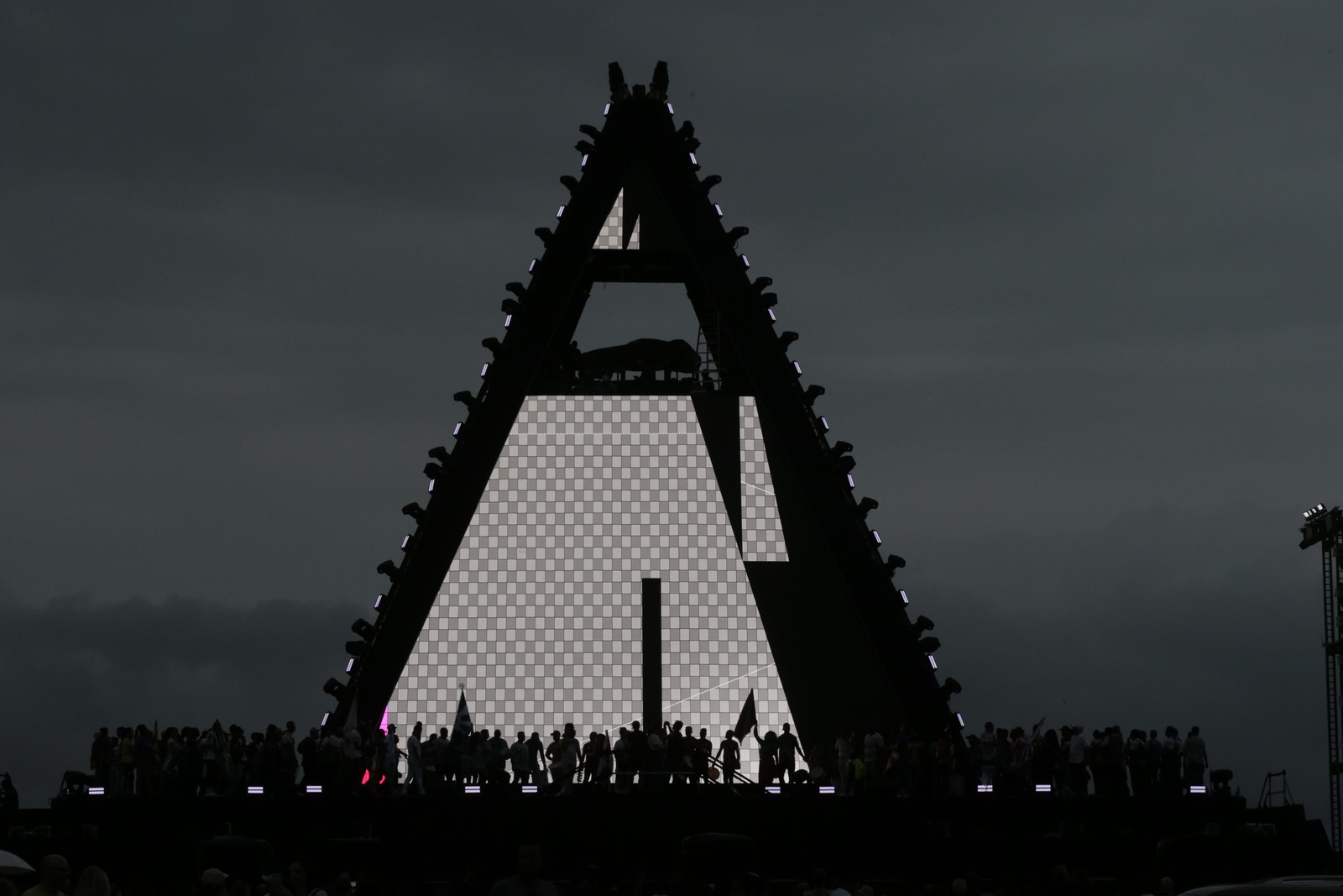 Show de Alok em Copacabana reúne turistas, excursão, e nem a chuva desanima