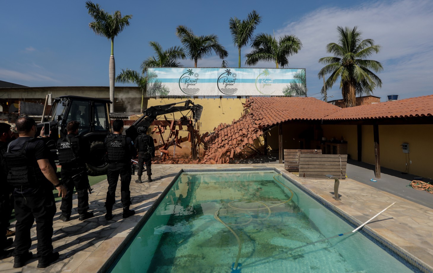 Do luxo aos escombros: “resort” do tráfico é destruído no Complexo de ...