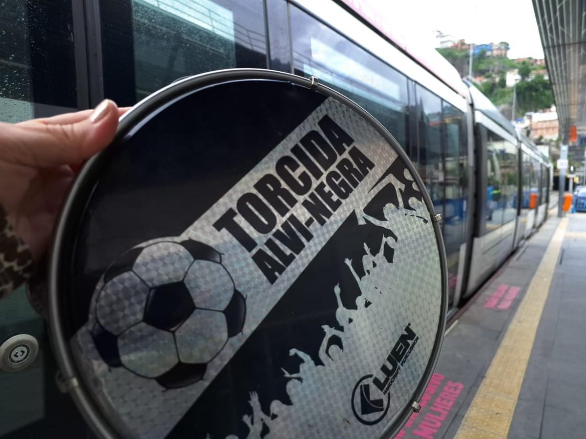 Procura-se o dono de um pandeiro alvinegro esquecido no VLT do Rio