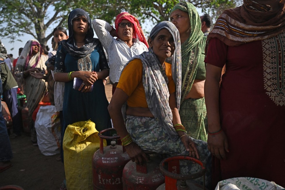 Diante da crise energética no Oriente Médio, indianos cozinham com ...