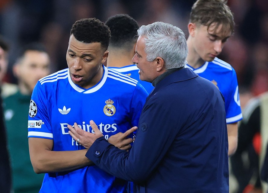 Mbappé afirma que Prestianni, do Benfica, fez ofensa racista a Vinicius ...
