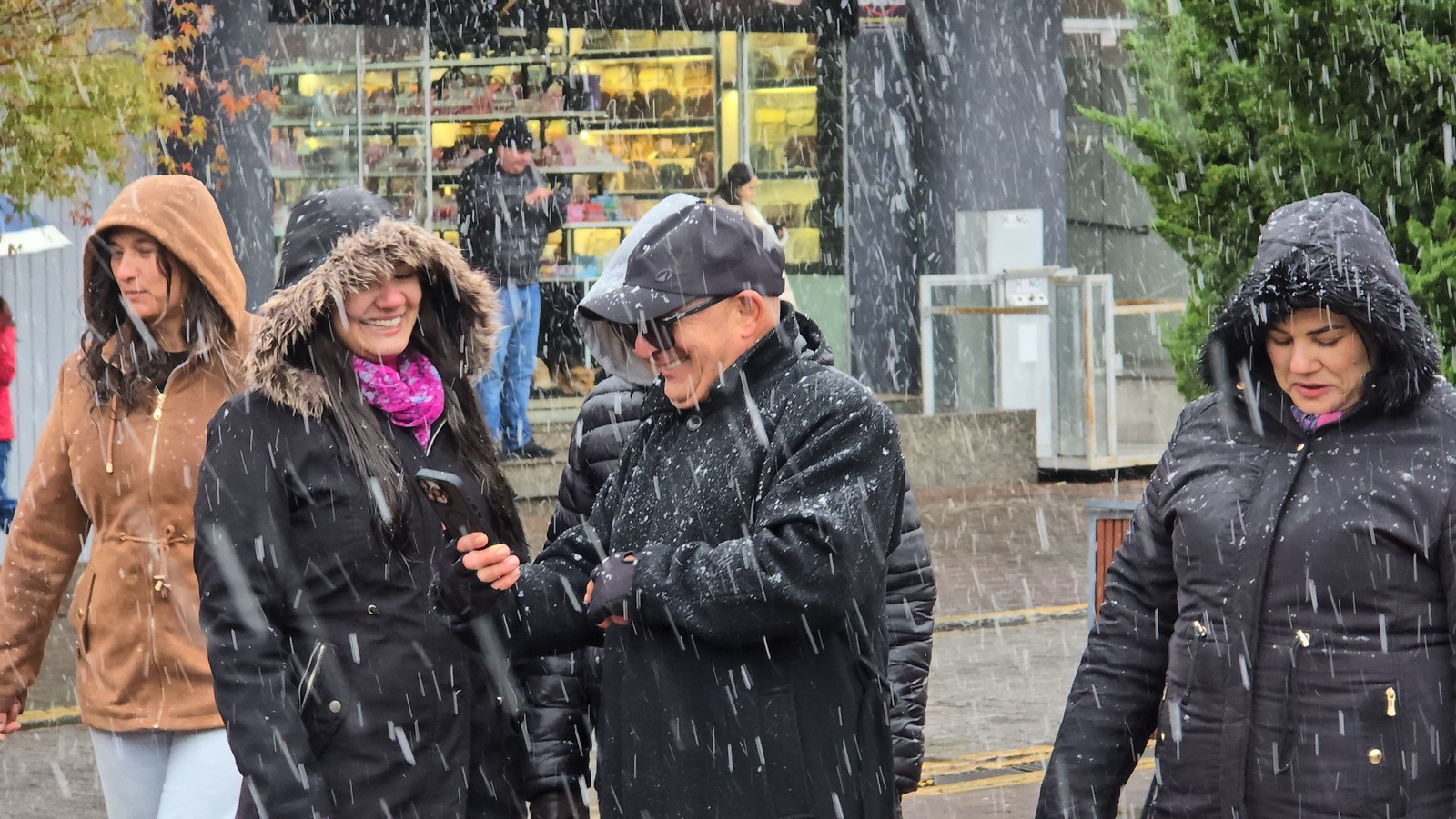 Moradores fazem bonecos de neve em meio a onda polar no Sul do país ...