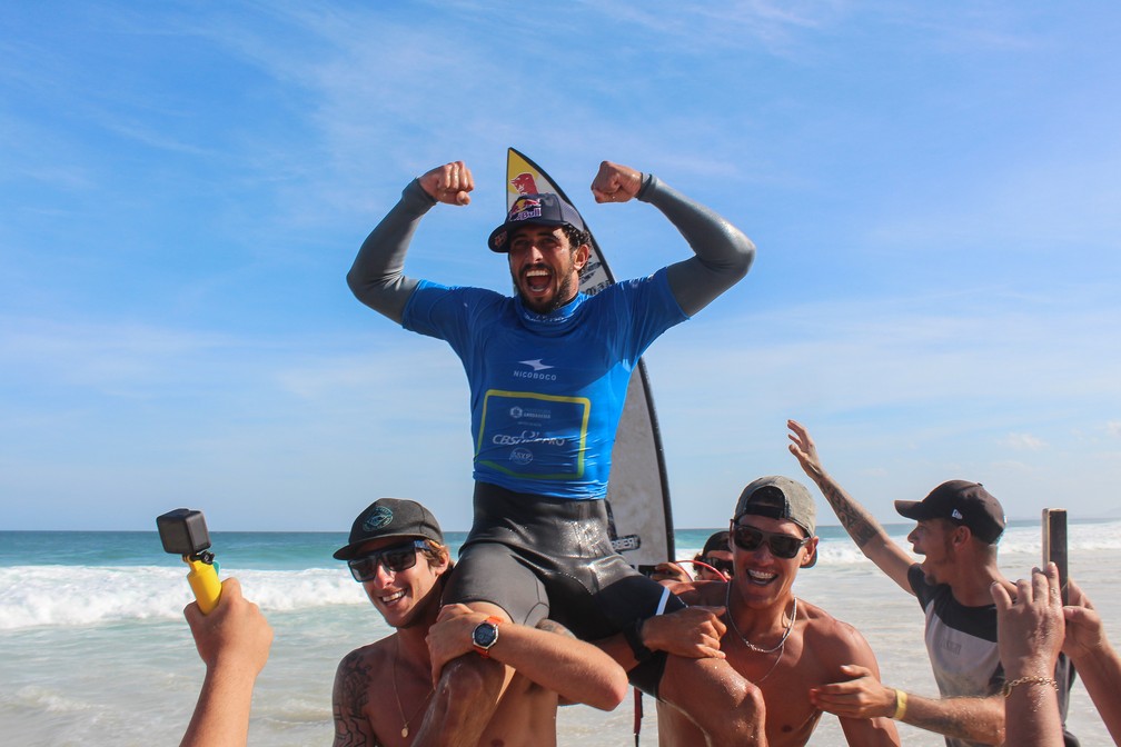 Lucas Chumbo vence etapa do Brasileiro de surfe em Saquarema