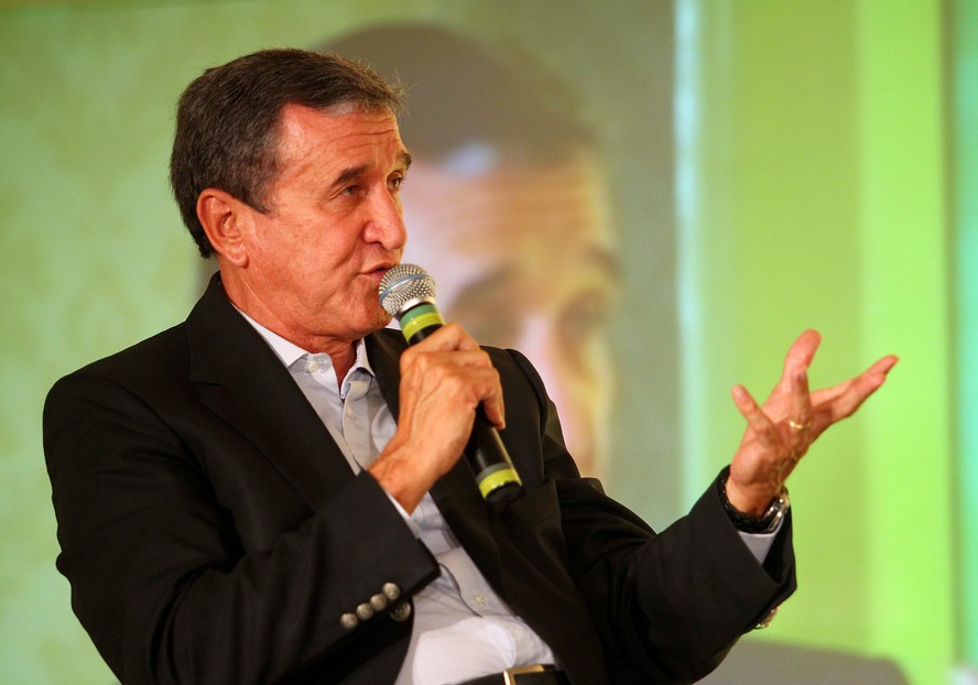 Carlos Alberto Parreira está na UTI, respira com ajuda de aparelhos e ...