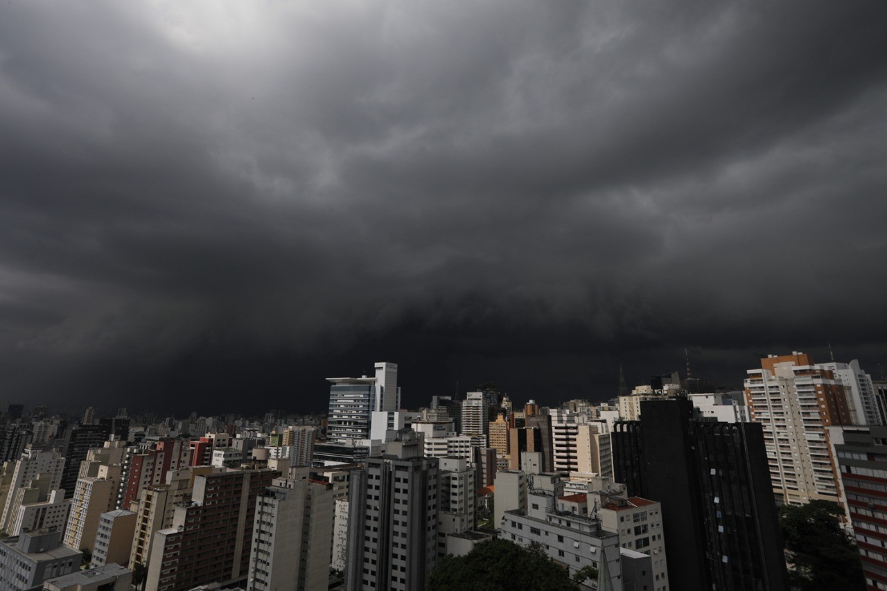 Virada no tempo: ciclone impulsiona frente fria e leva chuva com ...