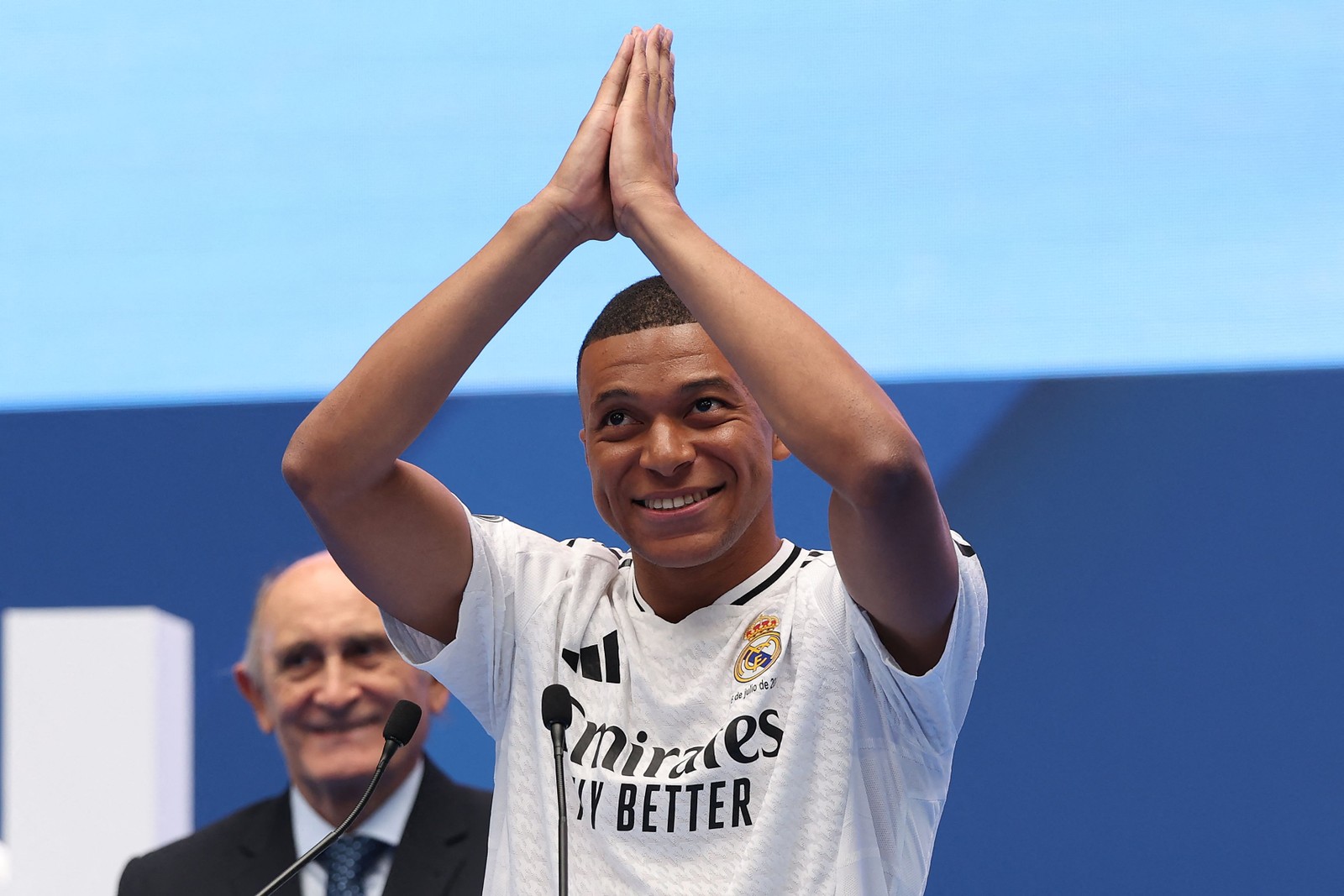 Com Santiago Bernabéu lotado, Mbappé é apresentado no Real Madrid; veja ...