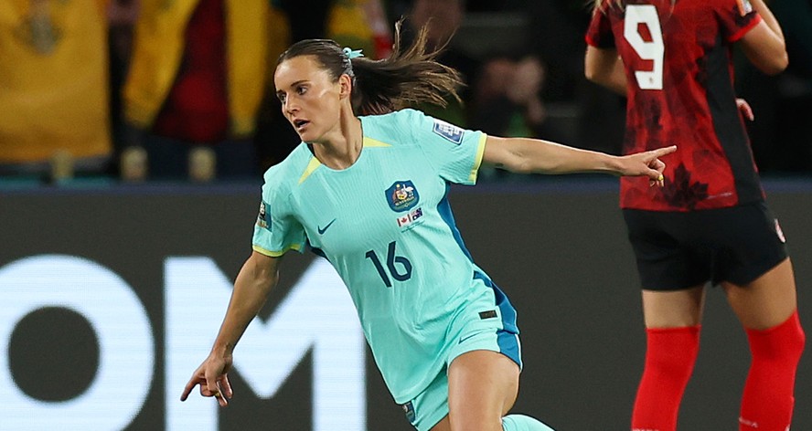 Autora de gols da Austrália, Raso usa laço no cabelo que virou tema de ...