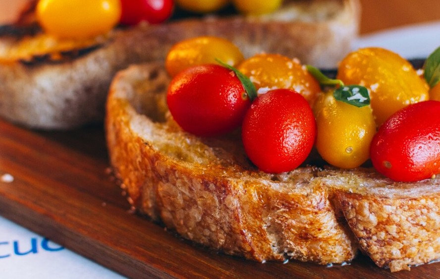 Conheça o Il Piccolo, restaurante com culinária típica, vista para o ...