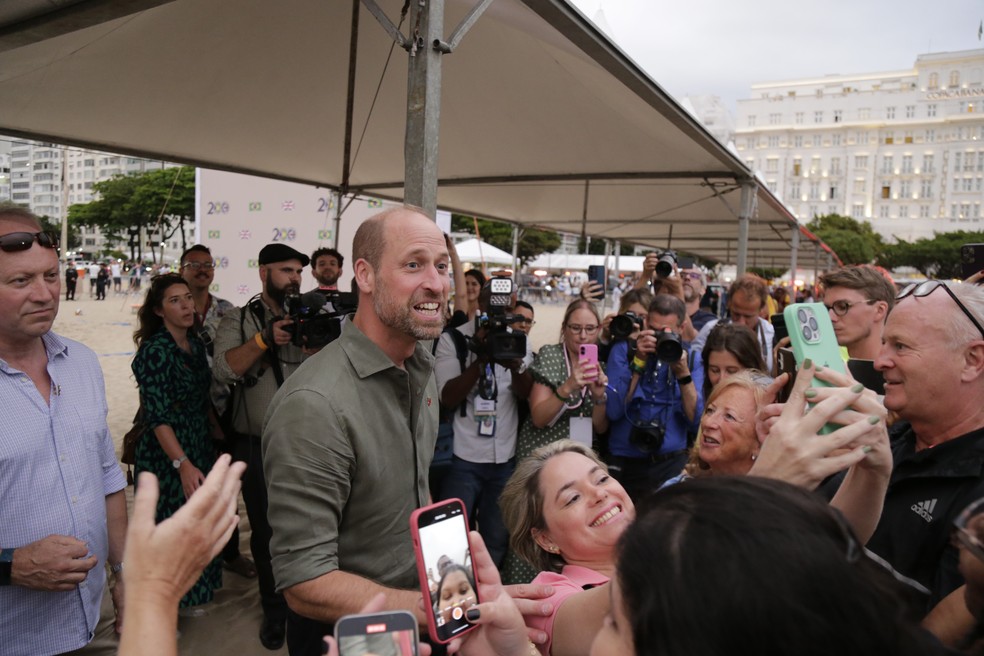 William joga vôlei, tira tênis e faz selfies em Copacabana; menina o ...