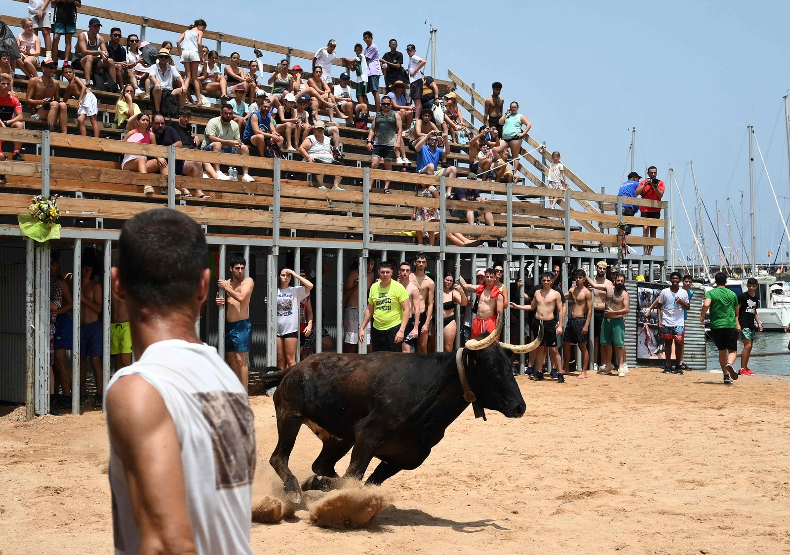 Seis pessoas ficam feridas na primeira corrida de touros do festival de ...
