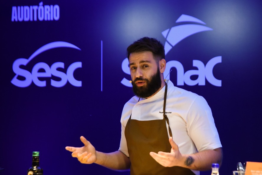 Pedro Benoliel ensina receita árabe e lota auditório