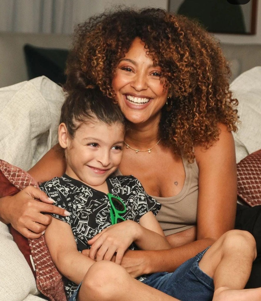 Sheron Menezzes abre álbum de fotos com o filho e encanta web