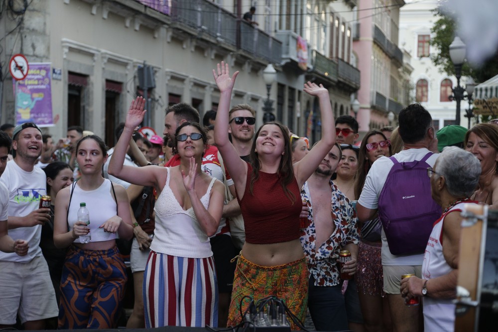 Já é carnaval? Banda da Rua do Mercado, no Centro do Rio, arrasta ...