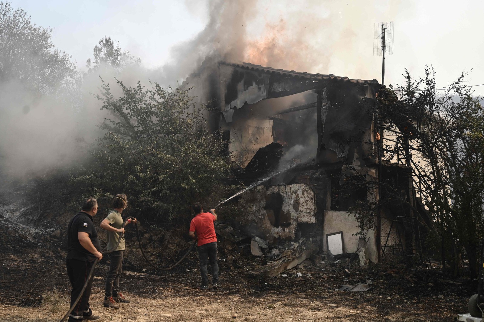 Nova onda de incêndios na Grécia deixa 20 mortos, e milhares de pessoas ...