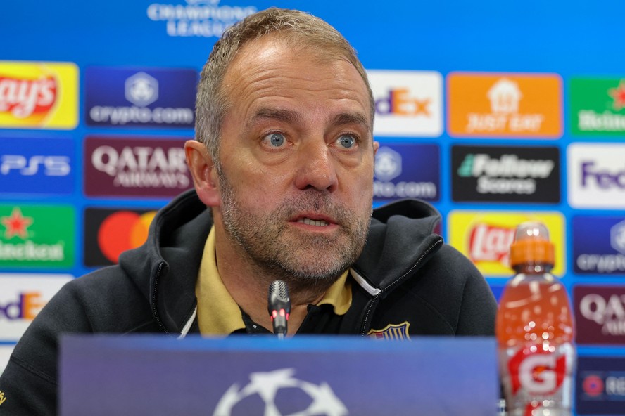 Campeão espanhol, Hansi Flick renova contrato com o Barcelona até 2027