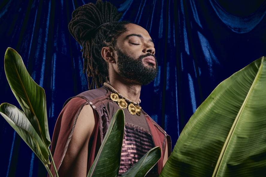 Após a briga com o irmão Emicida e a morte da mãe, Fióti volta à ...