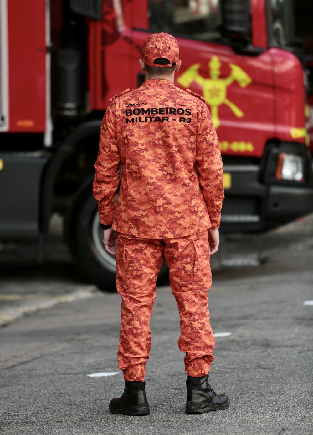 Bombeiros do Rio têm autorizada a mudança de uniforme, que passa a ser ...