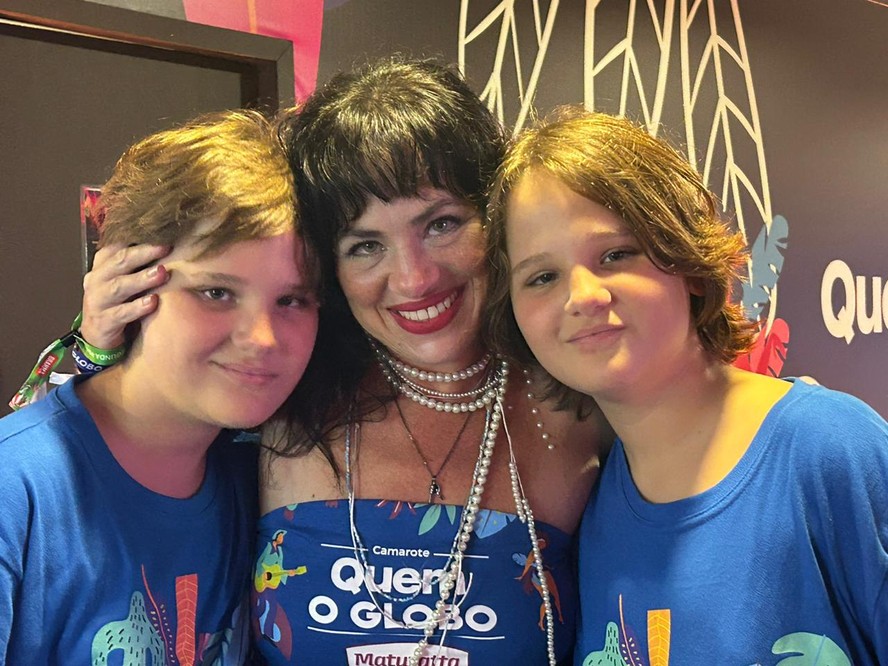 Karine Teles leva filhos gêmeos para assistir a desfiles na Sapucaí ...