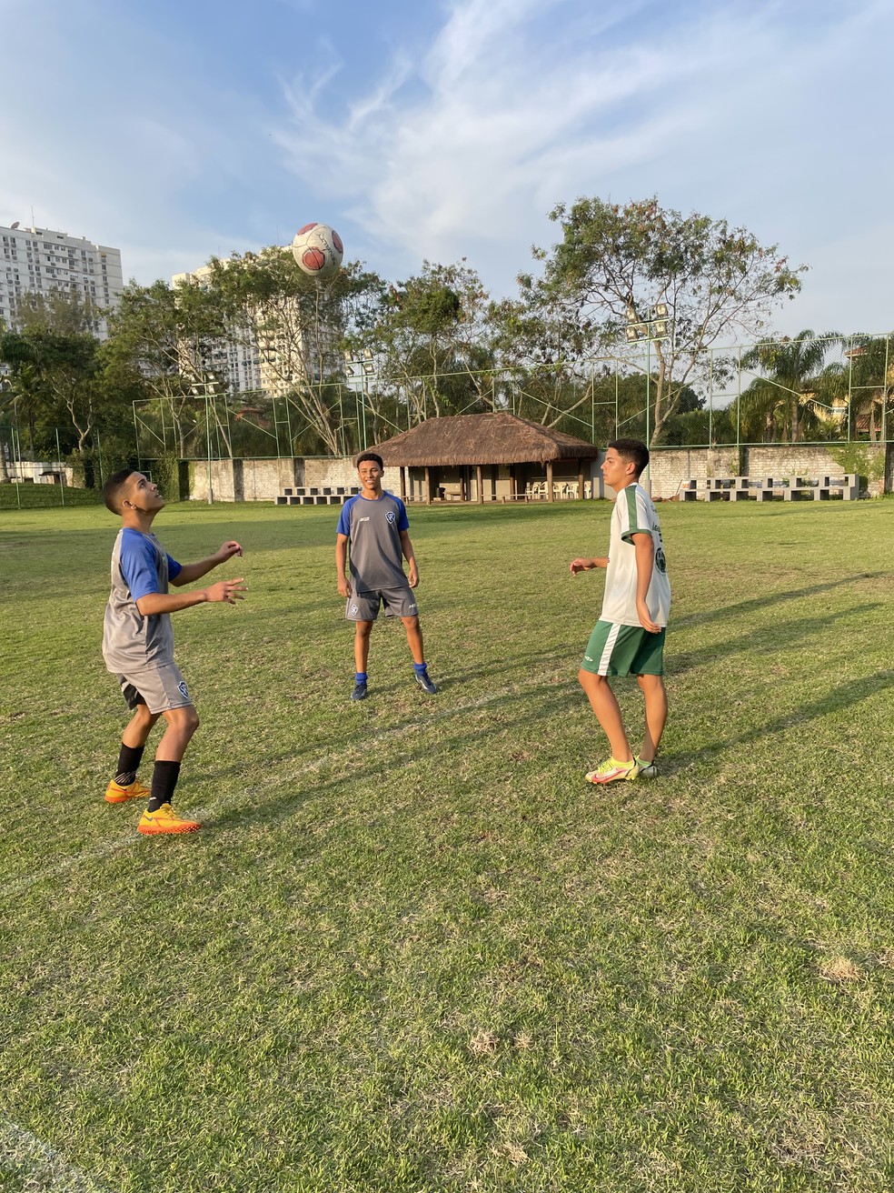 A cerca de um mês da Copa do Mundo, jovens contam como fazem do futebol ...