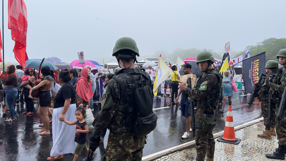 Group protests against G20 and pro-Palestine outside Lula's hotel