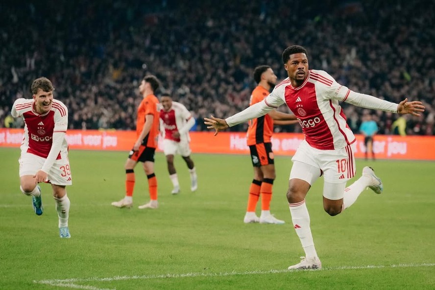 Ajax dispensa sete jogadores por mensagem no WhatsApp, segundo jornal holandês