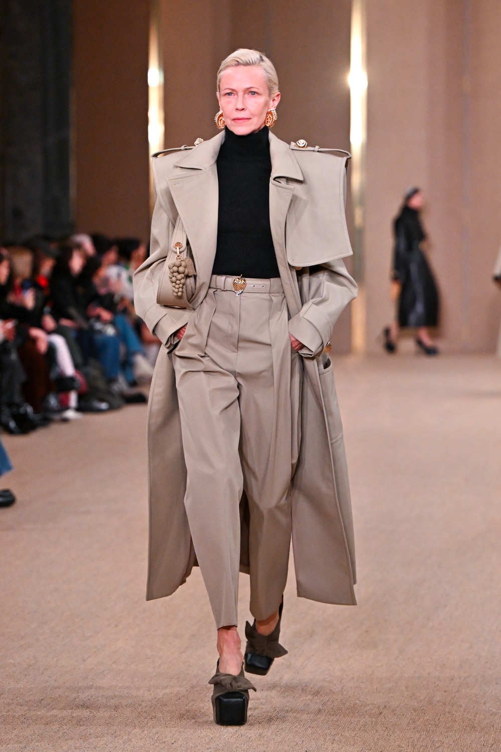 Semana de Moda de Paris mostra coleções contidas para o inverno 2024