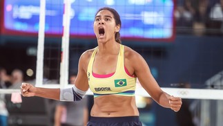 De virada, Duda e Ana Patrícia vencem australianas e garantem medalha de prata no vôlei de praia ...