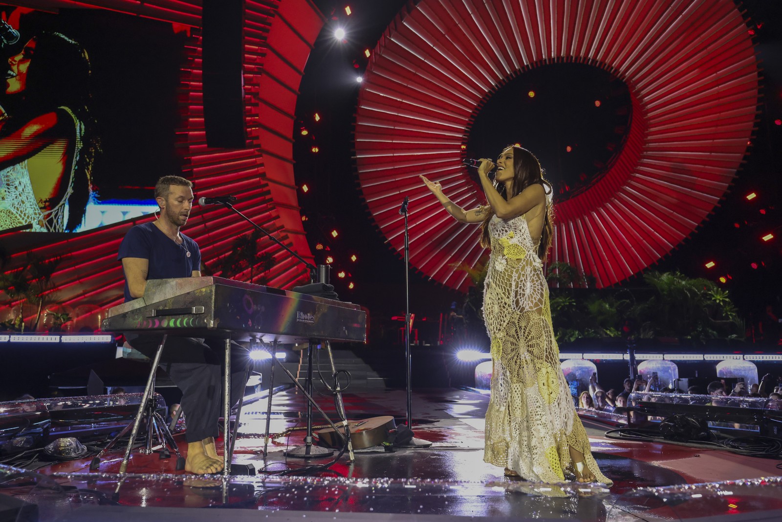 Chris Martin canta hits do Coldplay e vira músico de apoio de Seu Jorge ...