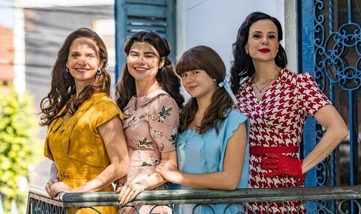 Fernanda Rodrigues, Julianne Trevisol, Letícia Braga e Vanessa Gerbelli posam nos bastidores de ...