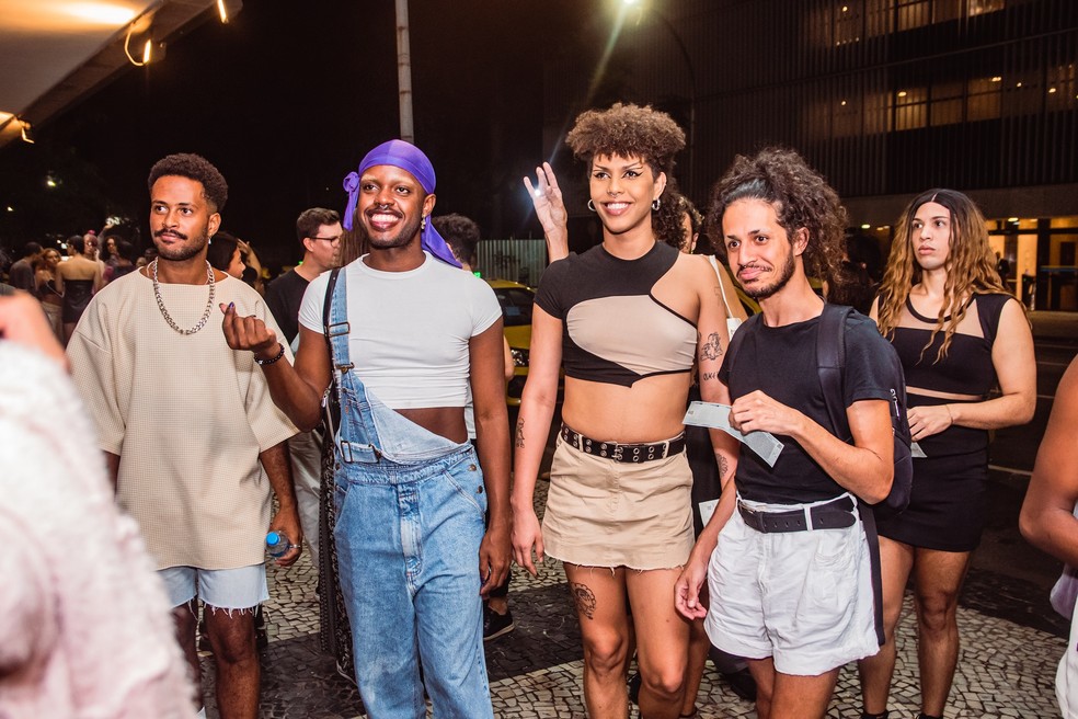 Pais com filhos trans e público diverso roubam a cena na peça ...