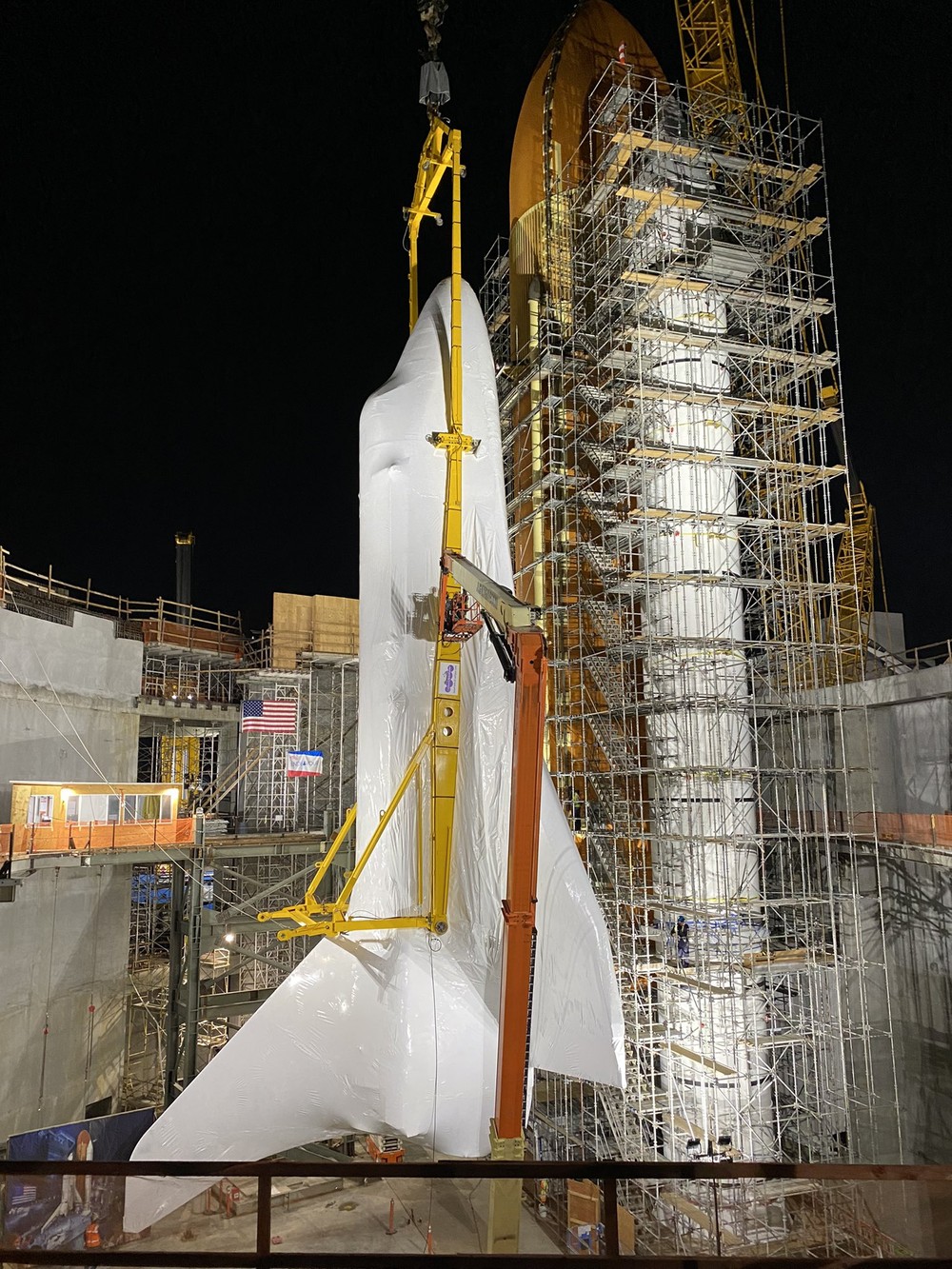 Ônibus espacial que voou 25 vezes é colocado em posição de lançamento e ...