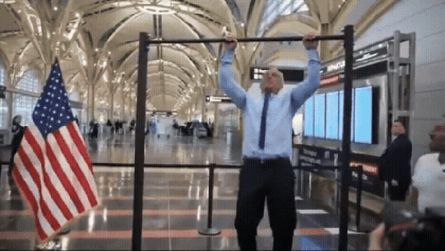 Robert Kennedy faz 20 flexões na barra fixa em aeroporto nos EUA para ...