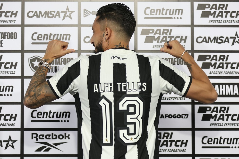 Alex Telles é apresentado pelo Botafogo e revela conversa com Tiquinho ...