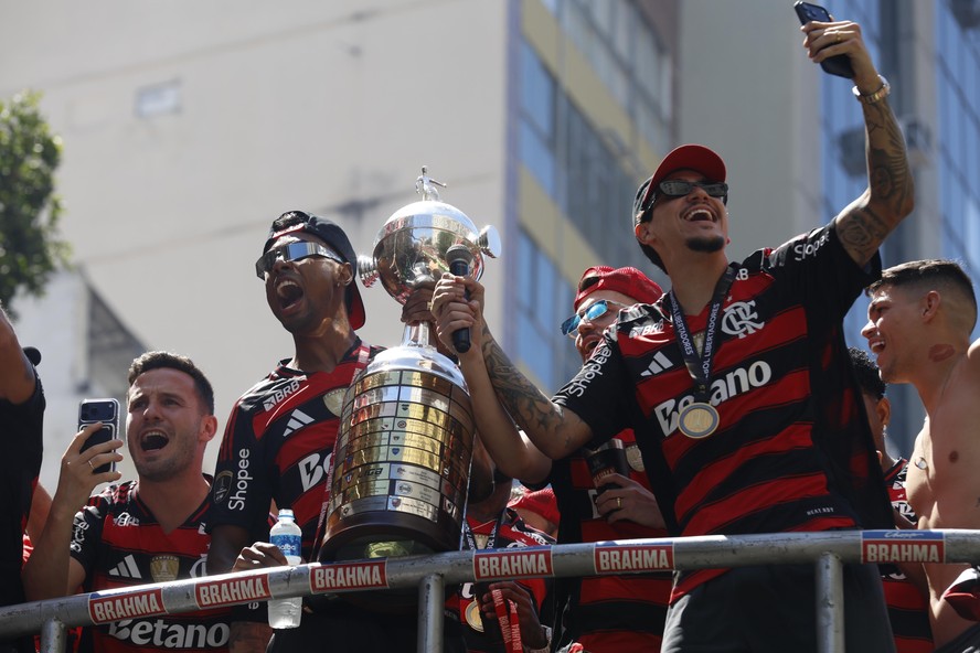 Taça da Libertadores aparece remendada com fita adesiva na festa do ...