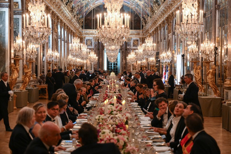 Charles III ganha jantar de gala no Palácio de Versalhes com presença ...
