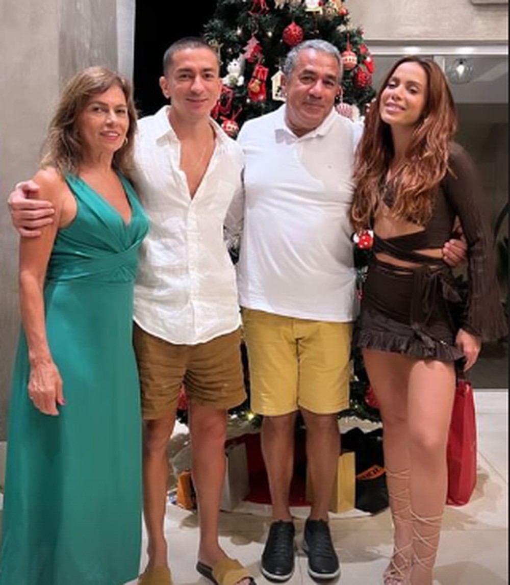 Amigo oculto com dinheiro entre os presentes, presença de Nego do Borel ...