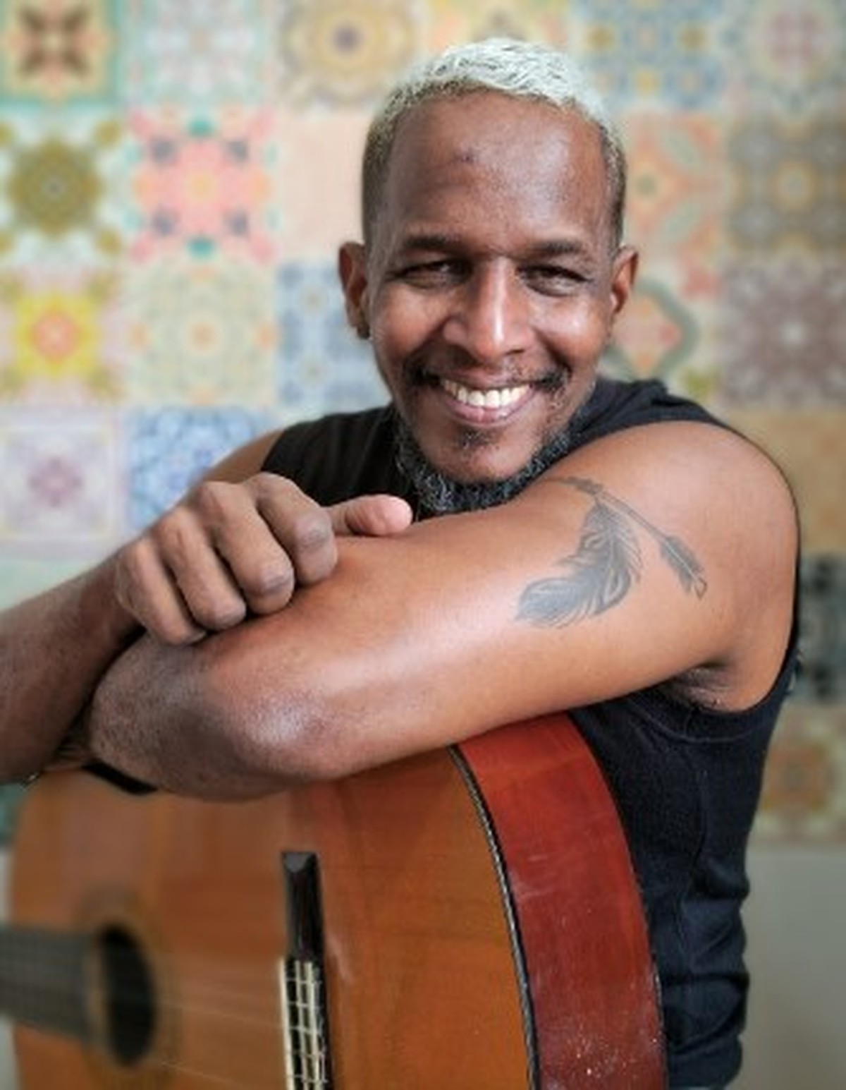 Após 20 anos de carreira, cantor de Cascadura lança primeiro álbum