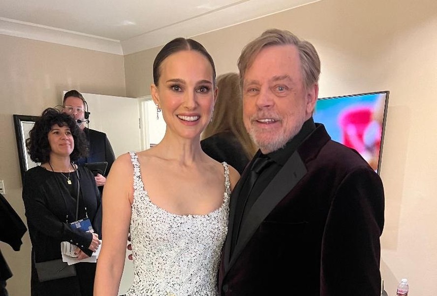 Mark Hamill compartilha foto com Natalie Portman e brinca: 'finalmente conheci minha mãe'