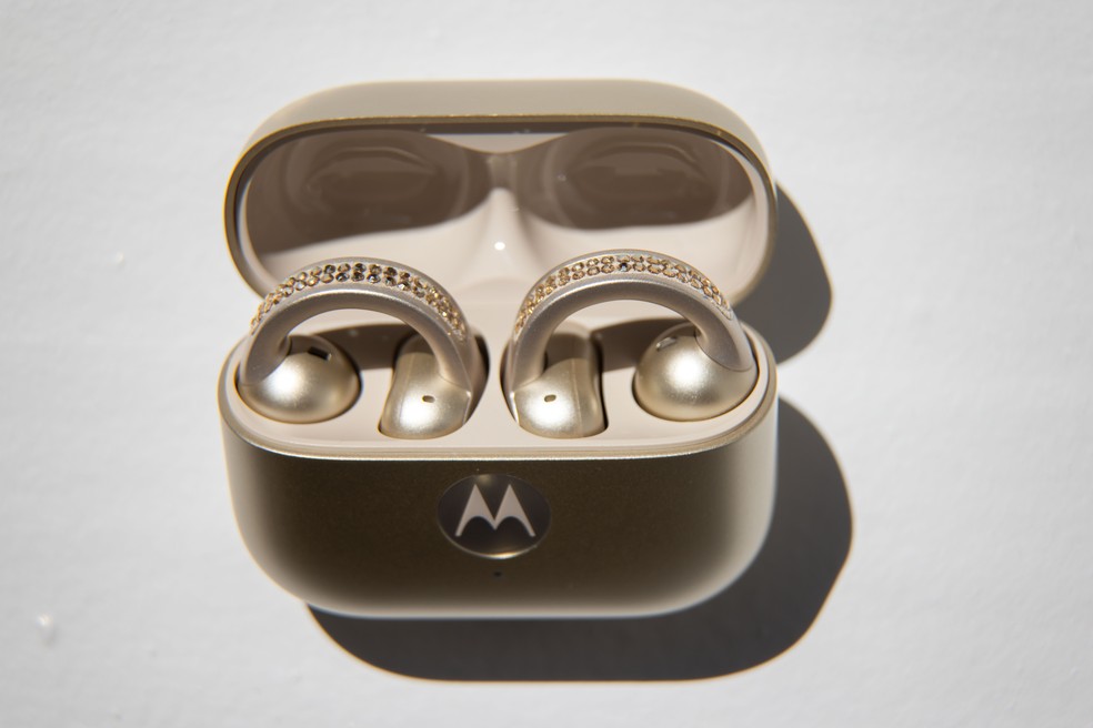 Motorola lança telefone Razr com IA por cerca de R$ 7,3 mil e fones de ...