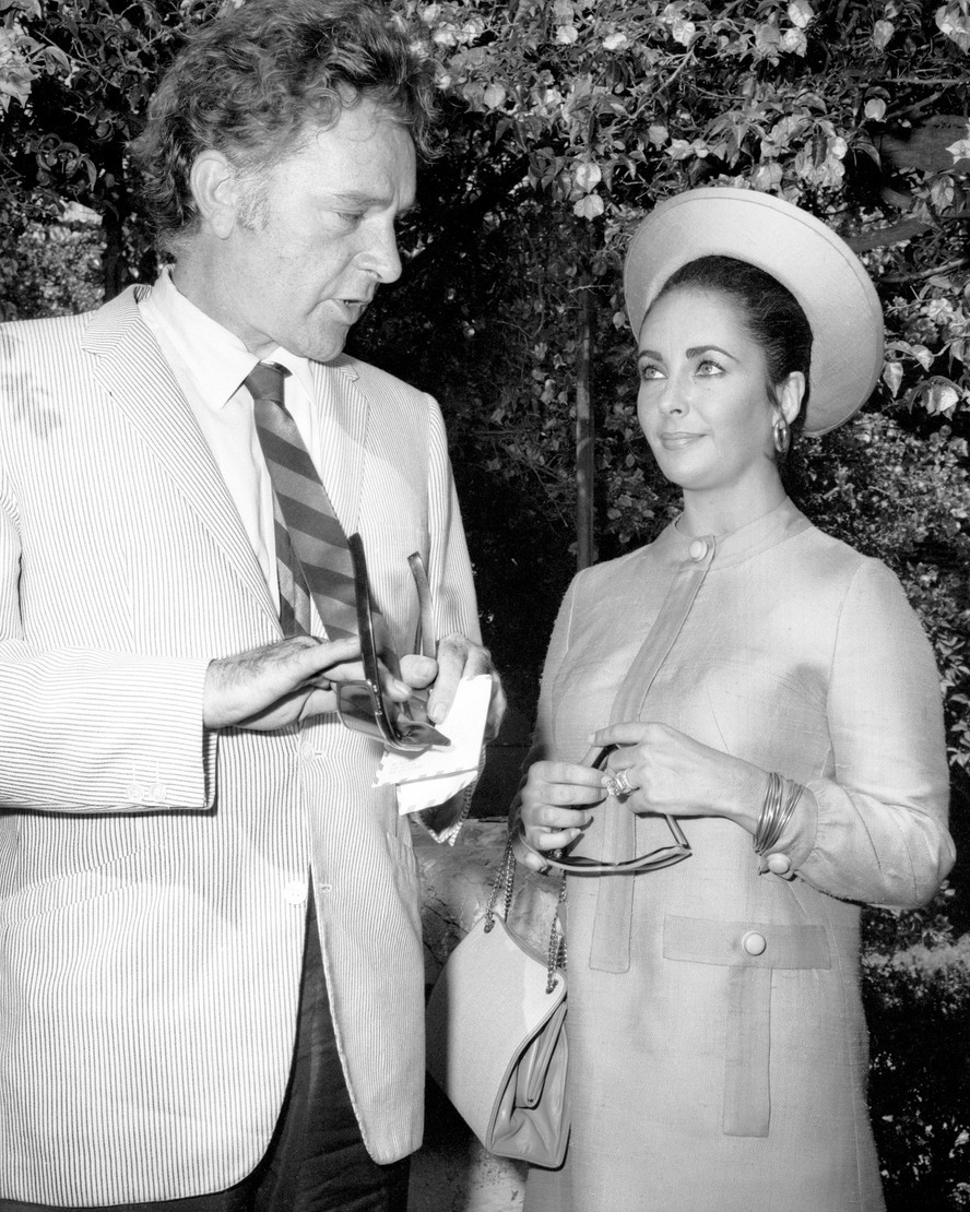 Excessos de Liz Taylor e Richard Burton: casal já viajou com 156 malas ...