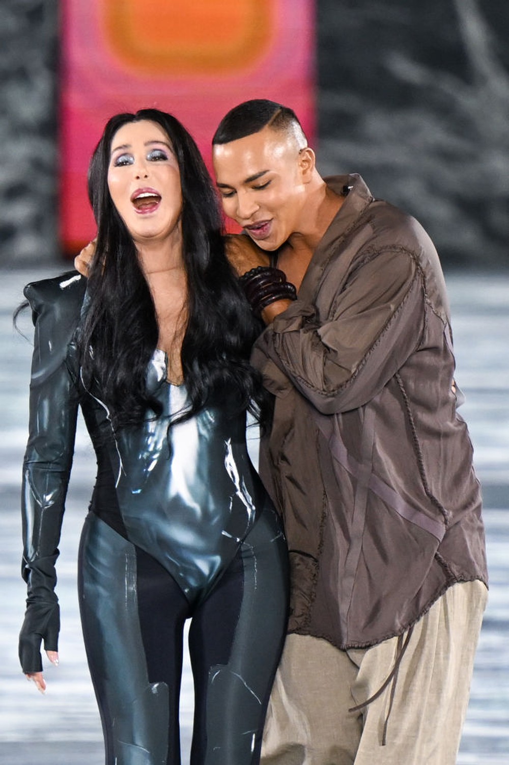 Cher encerra o desfile da Balmain ao lado do diretor criativo Olivier ...