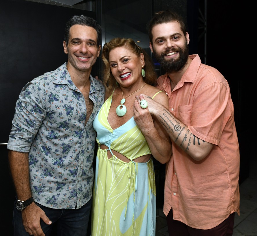 Vera Fischer recebe o filho Gabriel Camargo em reestreia de peça no Rio