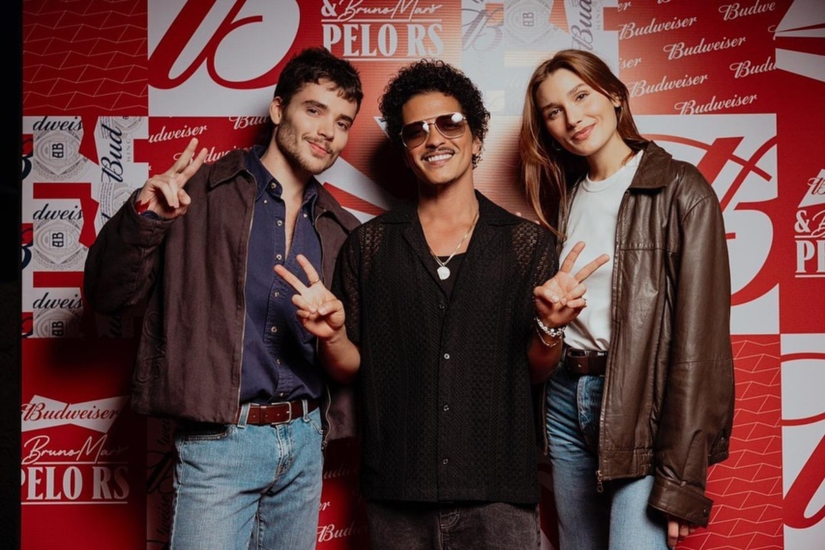Sasha e o marido, João Lucas, posam com Bruno Mars